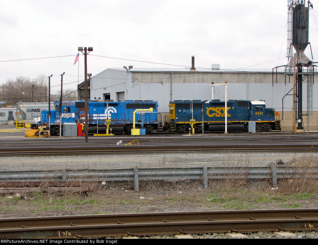 NS 3026 and CSX 4441